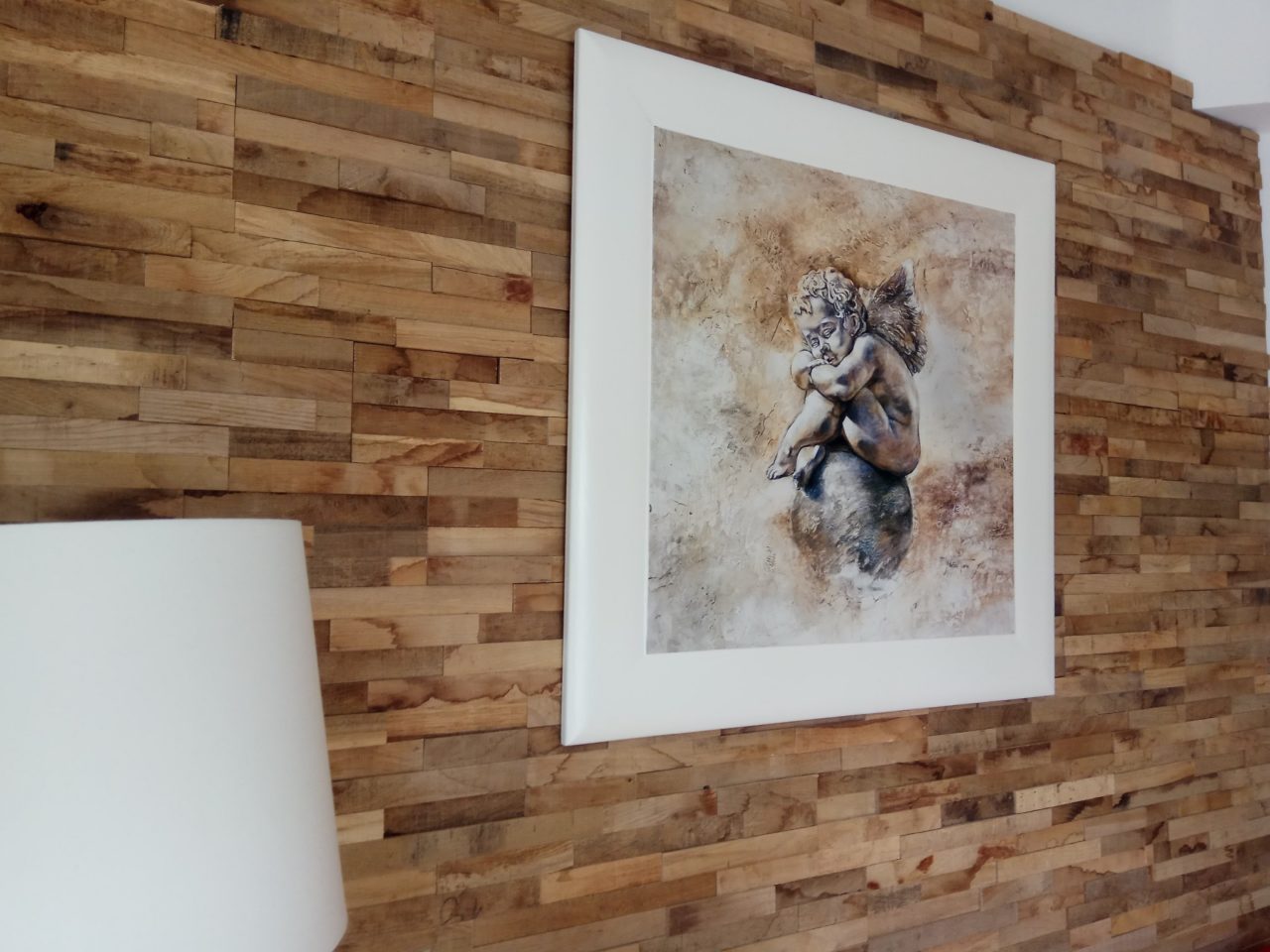 Holzwand im Wohnzimmer mit Holzpaneele aus Eichenholz